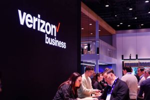 Verizon commercial actors and actresses, Seth Meyers, Cecily Strong ...